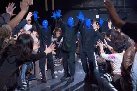 『BLUE MAN IN TOKYO』の4年にわたる日本公演がついにフィナーレ | チケットぴあ[演劇 パフォーマンス]